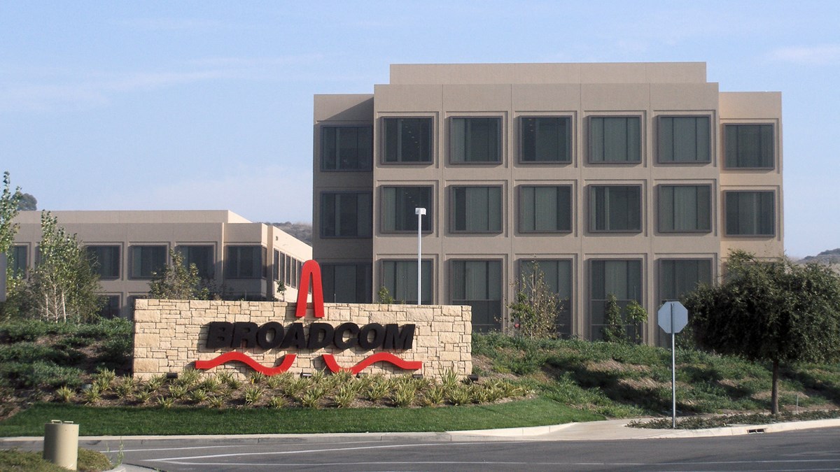 Broadcom unveils 10Tbit/s Ethernet switch-router for carrier and cloud ...