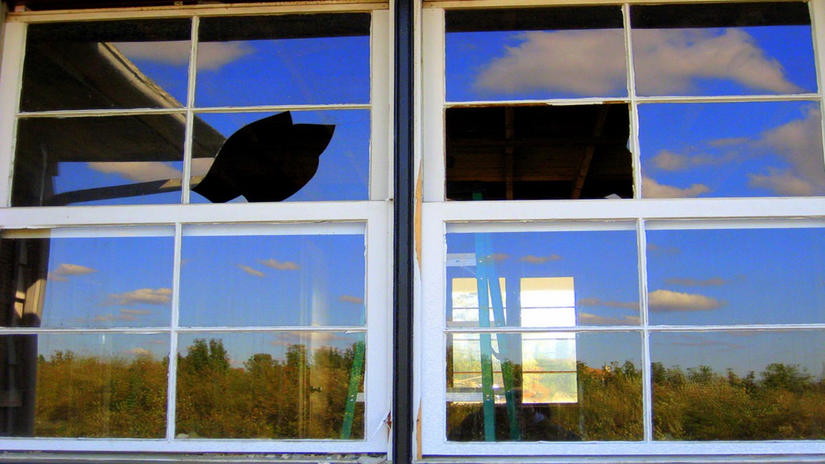 Broken Windows: Microsoft isn’t big in mobile, so why did the analysts ...