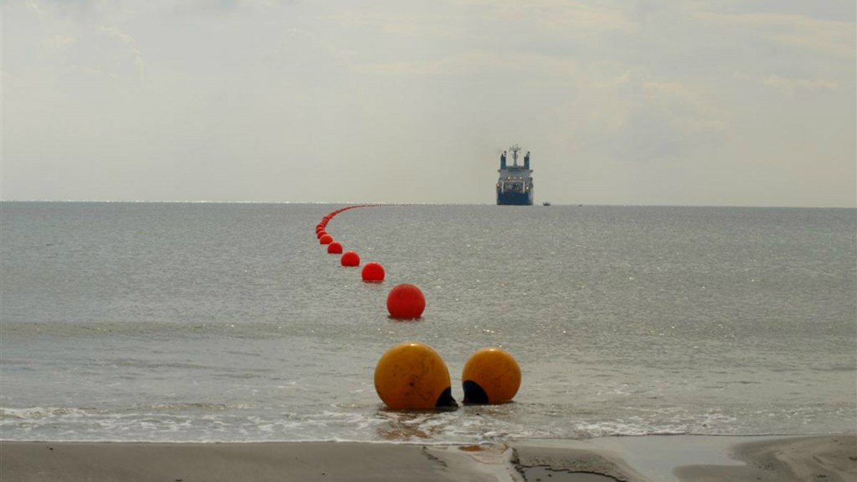 Real-time transatlantic submarine cable capacity and wavelength records ...