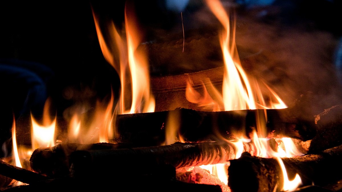 A burning log fire: least eventful TV viewing of all time?, Video ...