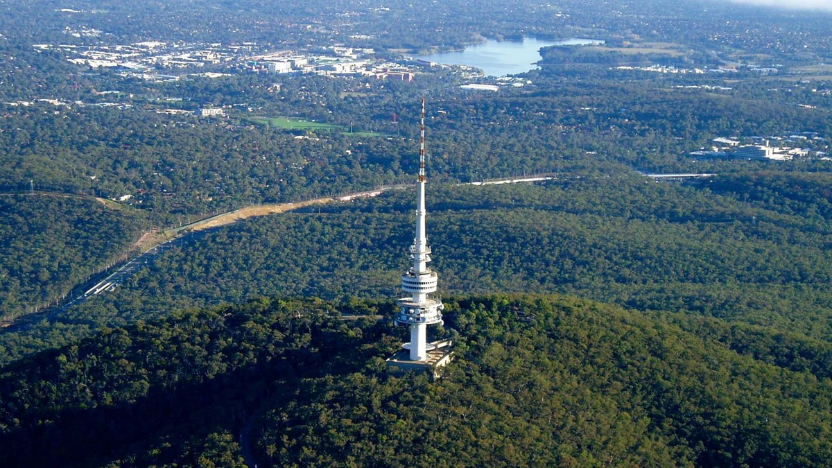 Telstra chops a quarter of its staff and splits out its infrastructure ...